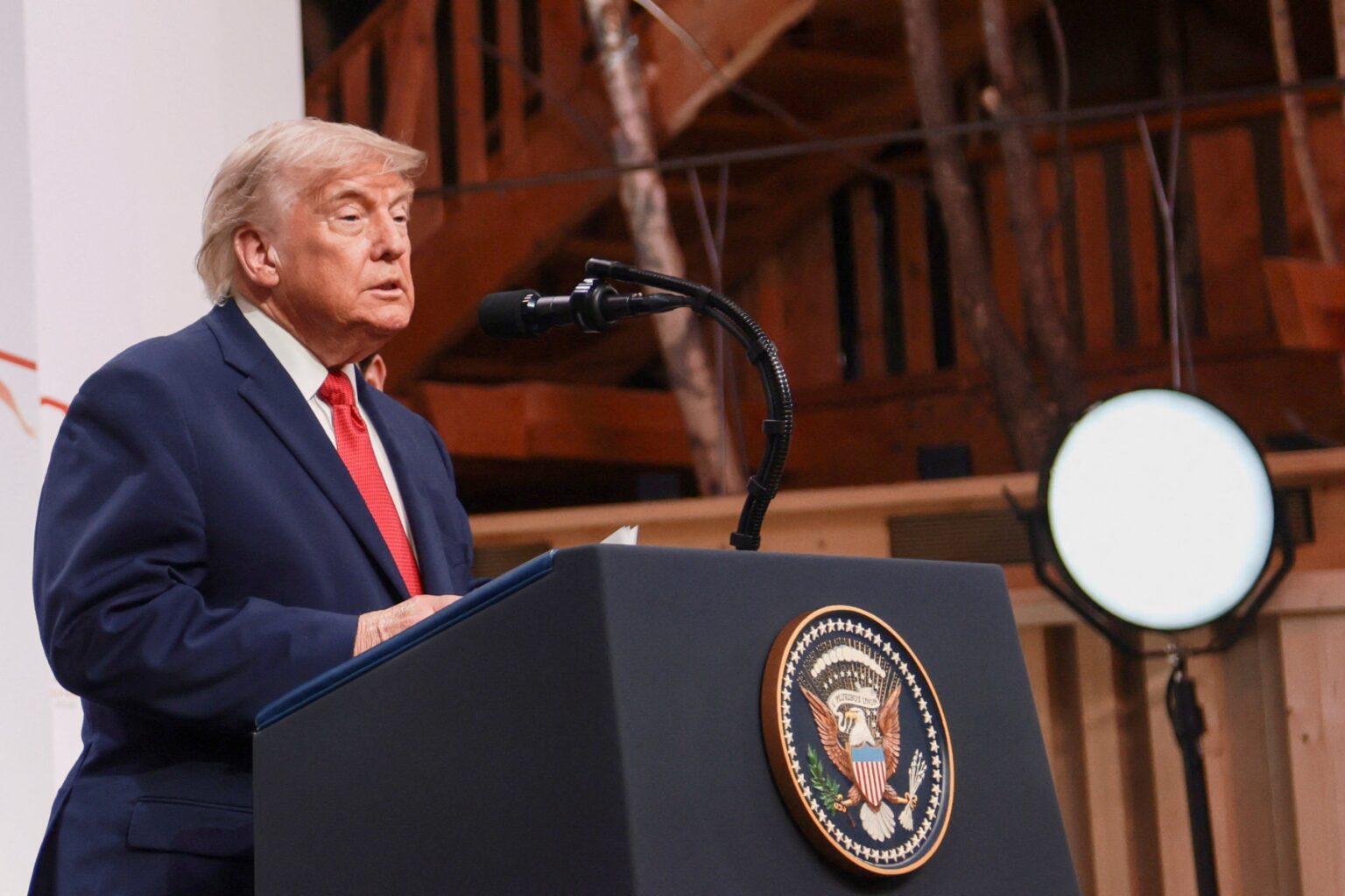 Trump afirma ter conversado com Lula e comete um engano ao afirmar que ...